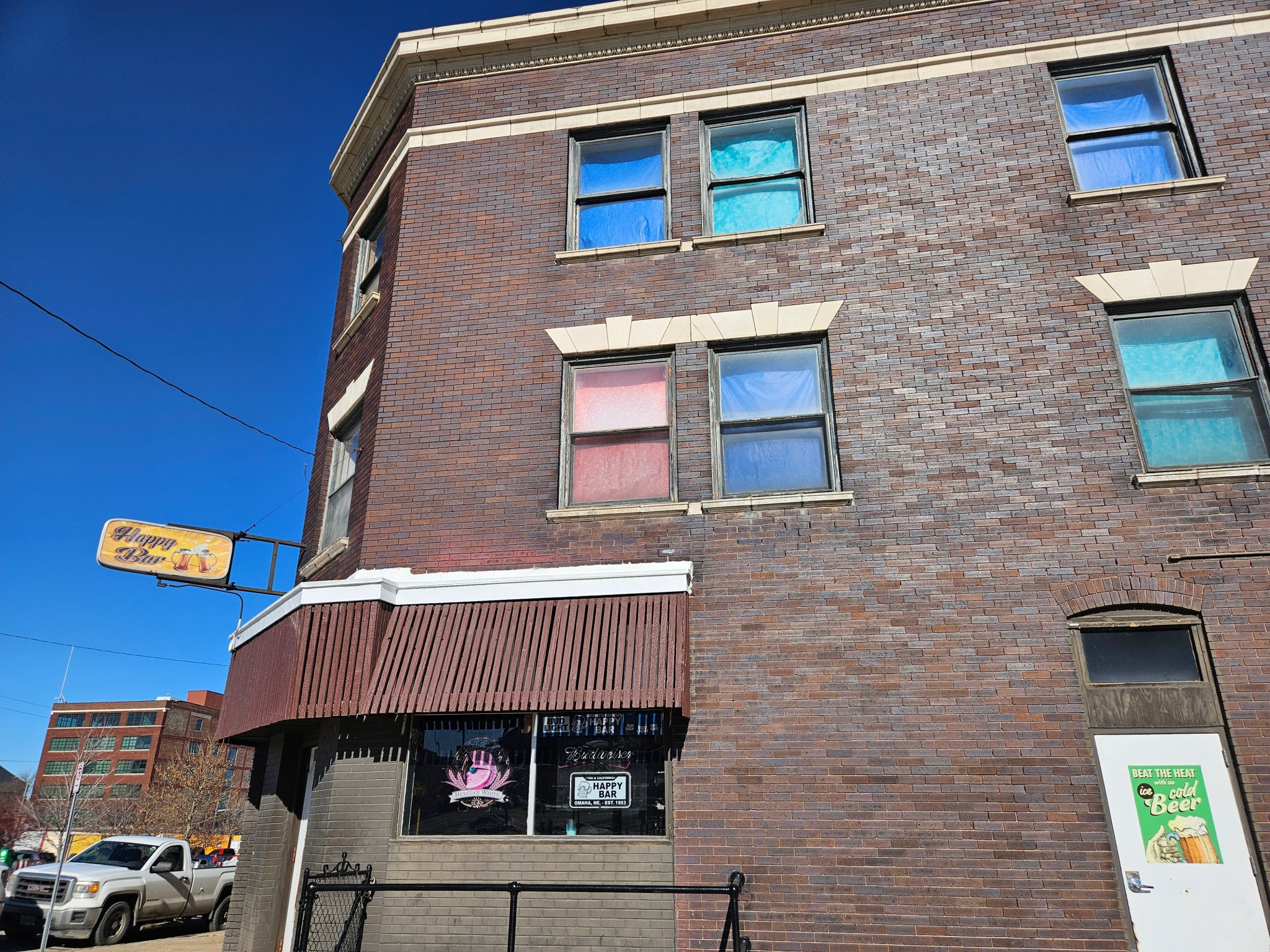 Robert Pascarella’s Happy Bar – Omaha Exploration